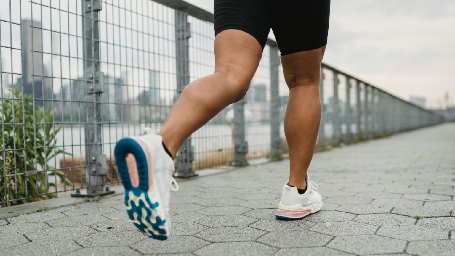 Gambe gonfie dopo la corsa: cause, rimedi e come prevenirle